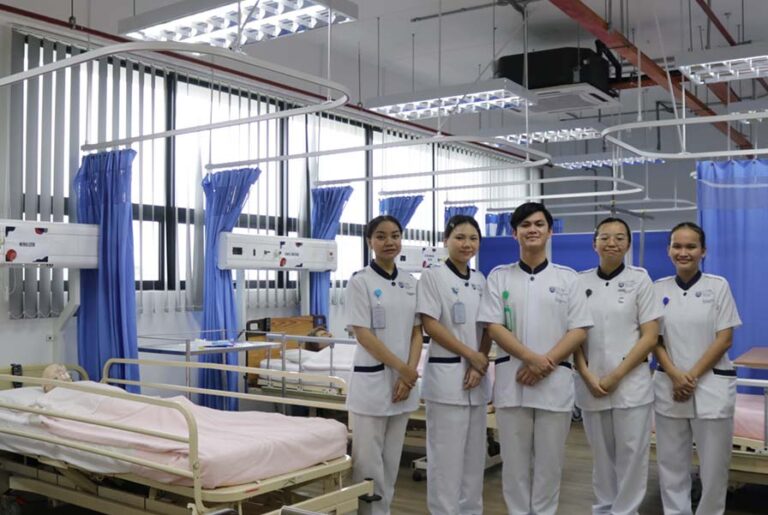 Become a Registered Nurse in Malaysia | UOW Malaysia